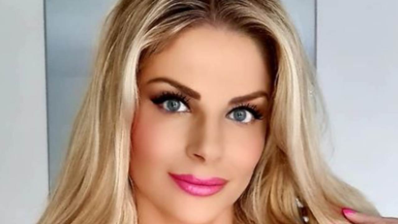 Francesca Cipriani Scollatura Pazzesca Il Seno è Enorme Si Vede Tutto