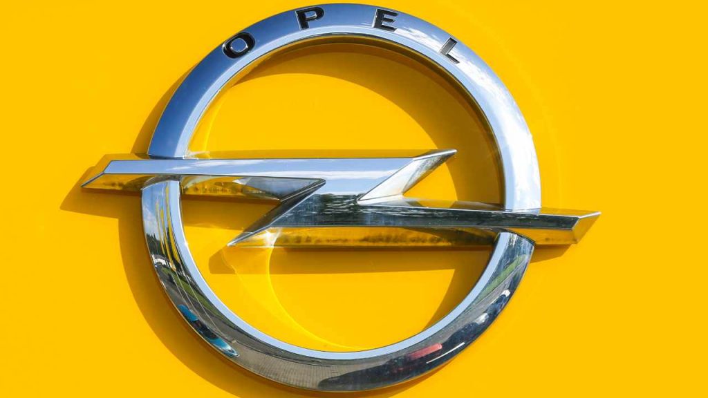 L'avevate mai vista una Opel così enorme? La Grandland è uno spettacolo ...