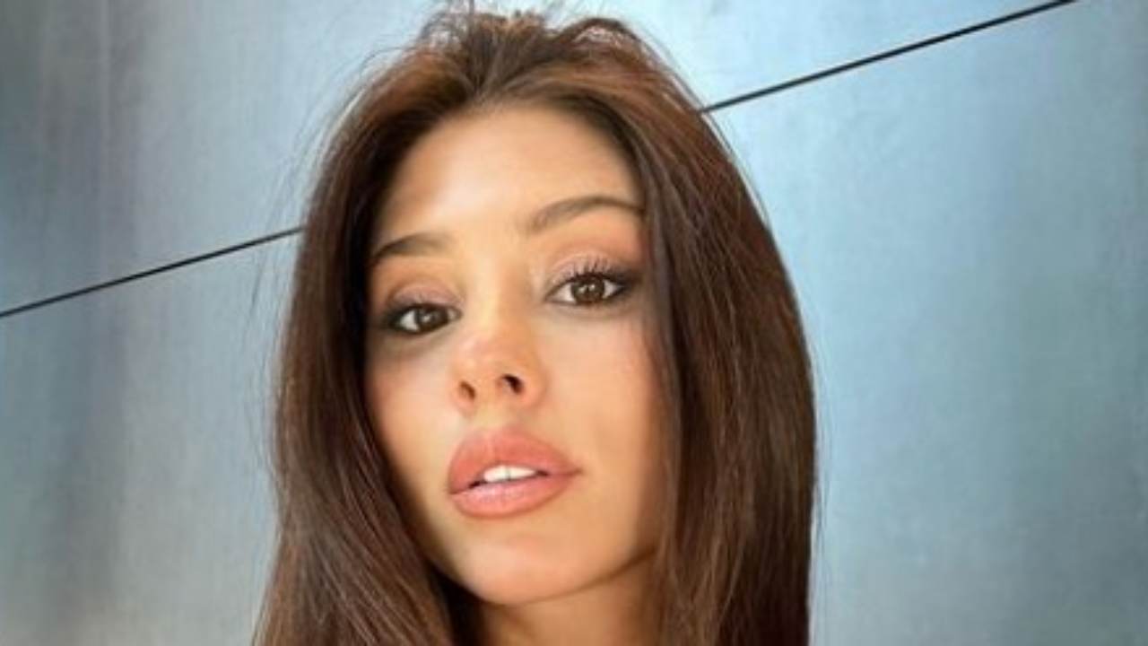 Angela Nasti | il vestito è un filo di seta | il seno è una bomba