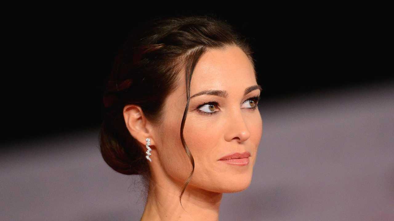 Manuela Arcuri | reggiseno vola via in barca | esplode tutto