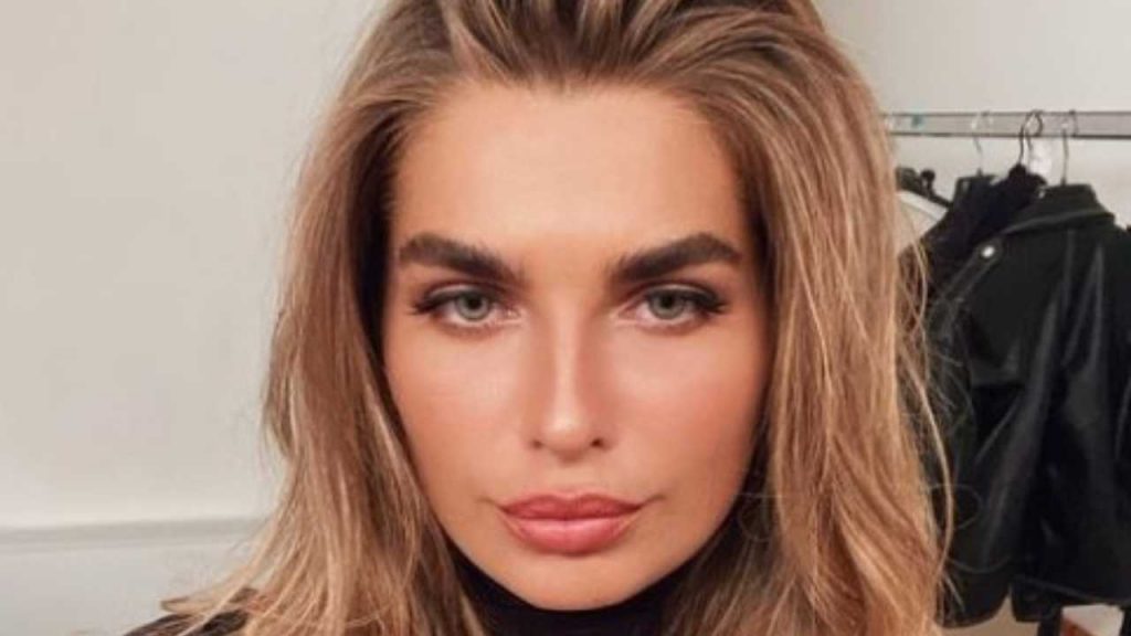 Estefania Bernal, il seno sta per uscire: la fascia esplode, il selfie ...