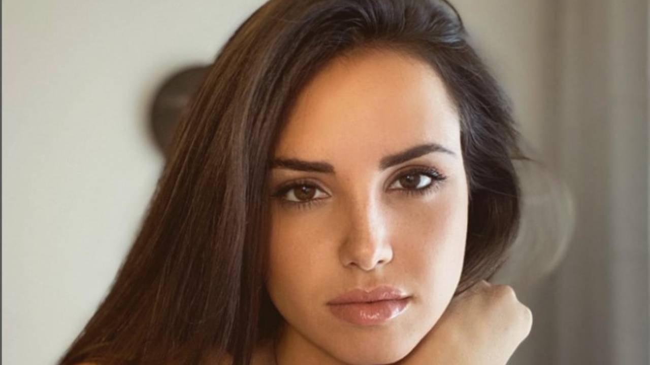 Giusy Meloni | lo studio si infiamma | la maglietta è troppo scollata