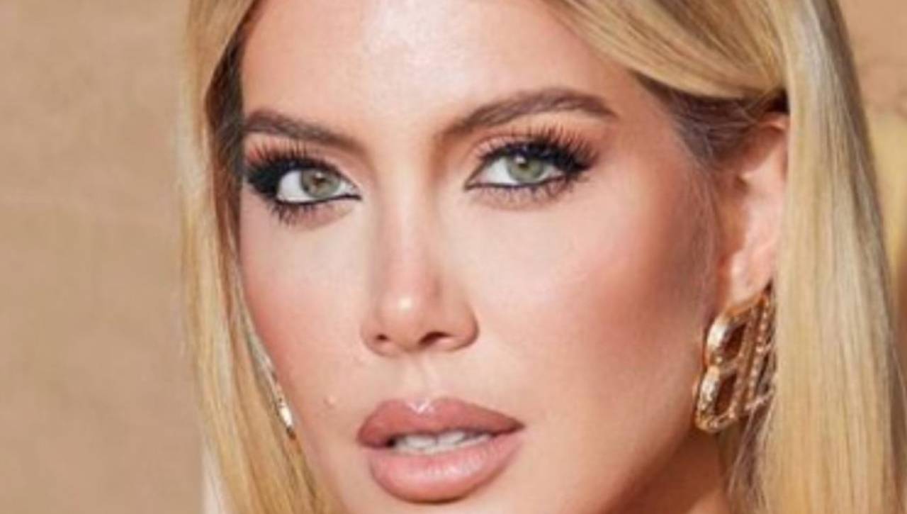 Wanda Nara | il seno sta per uscire | il selfie dall’alto si fa rovente