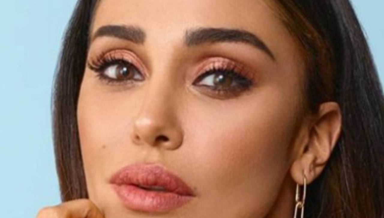 Belen Rodriguez | tutti guardano il decolleté | è enorme | il selfie ... Belen Rodriguez | tutti guardano il decolleté | è enorme | il selfie ...